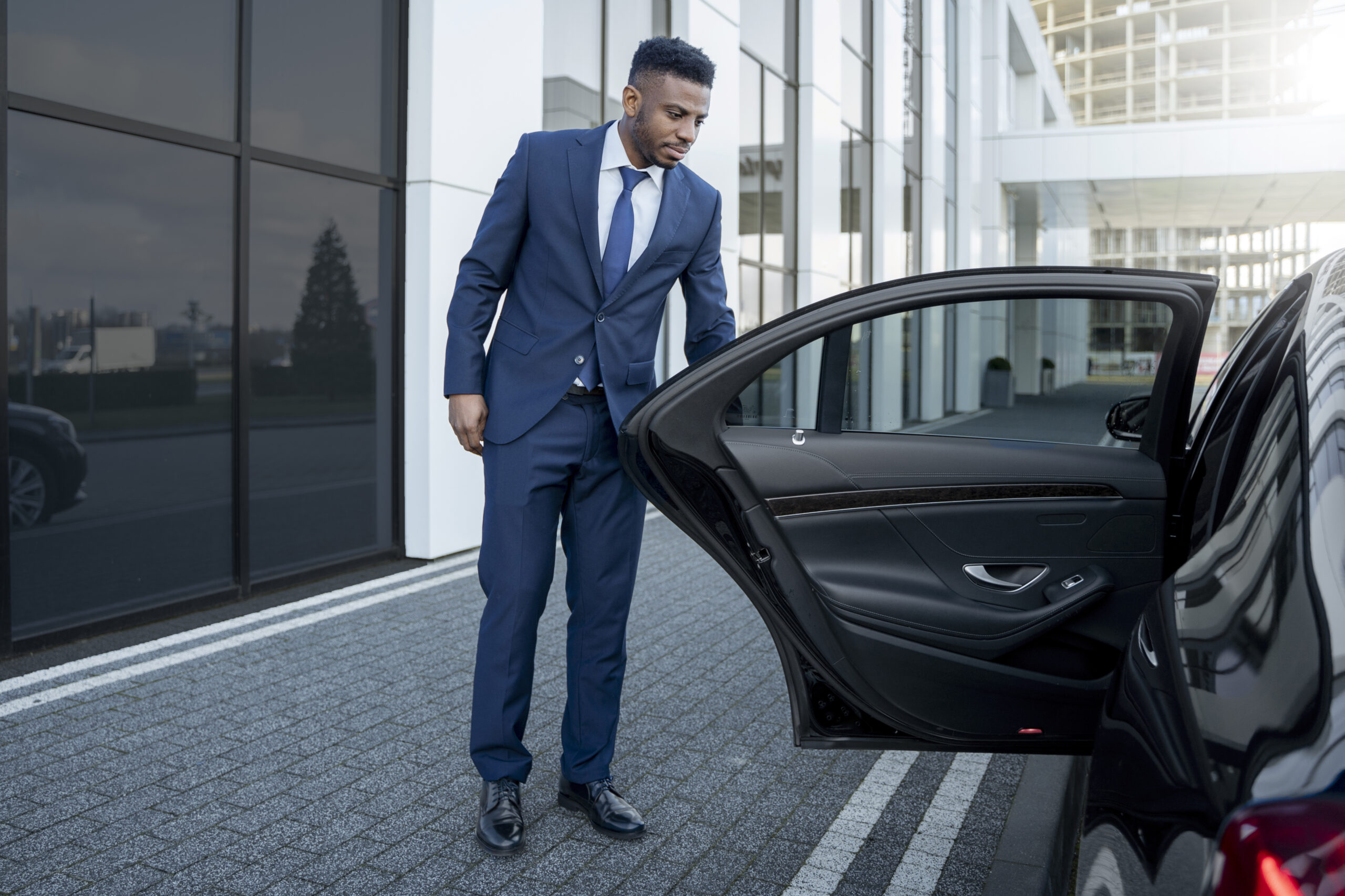 Chauffeur Sydney | Luxury Private Transfers & Airport Chauffeurs - R ...